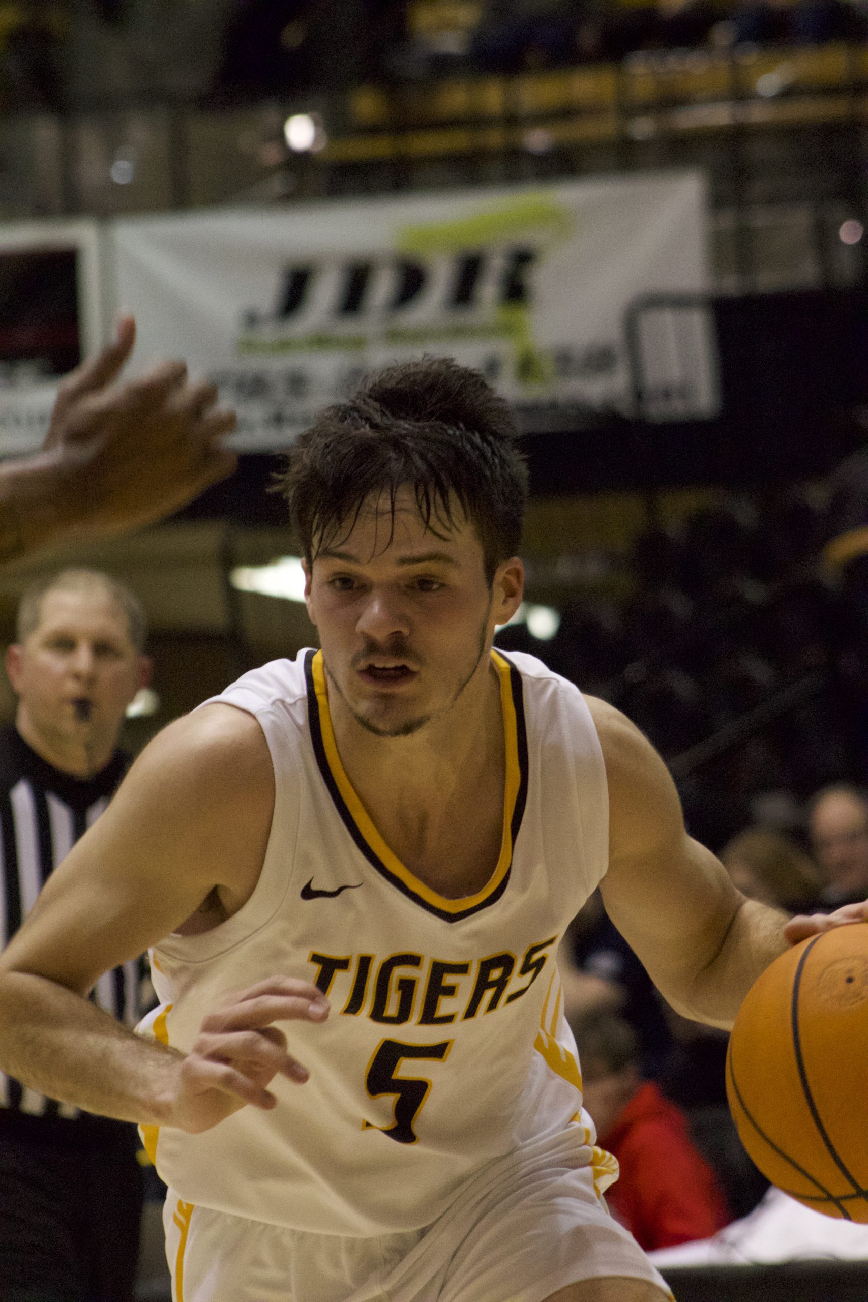 PHOTOS: Men’s basketball splits over weekend – Tiger Media Network